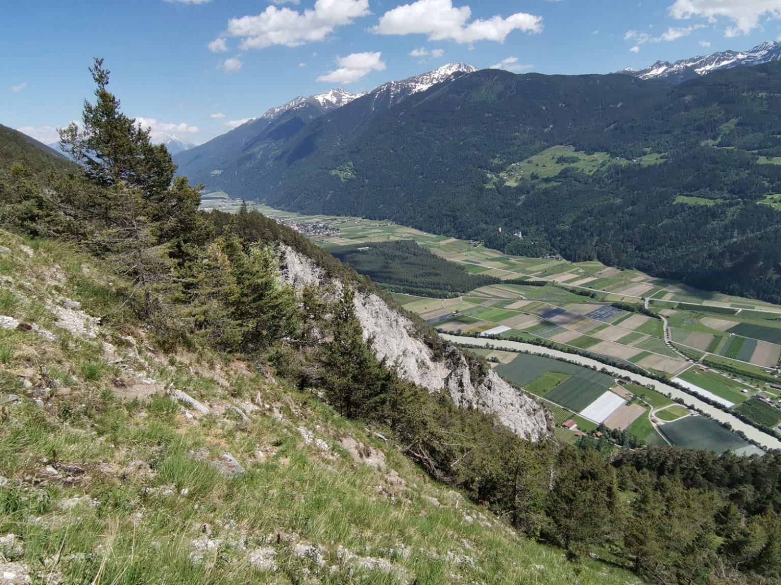 Kleiner Waldbrand nördlich oberhalb von Haiming ...